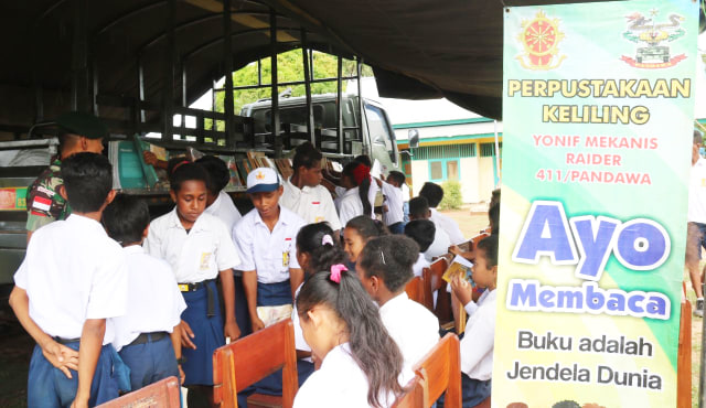 Cara Mengajar Satgas Pamtas untuk Pelajar di Perbatasan Papua Nugini | kumparan.com