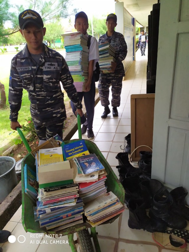 Prajurit KRI Yos Sudarso Sumbang Buku untuk Sekolah di Perbatasan RI ...
