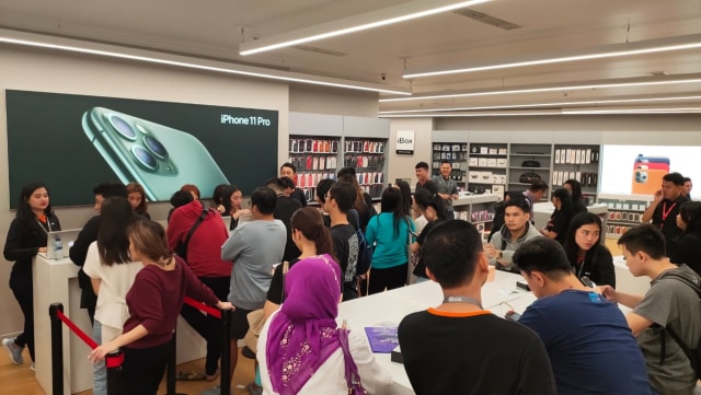 Melihat Suasana Penjualan Perdana iPhone 11 di iBox Jakarta | kumparan.com