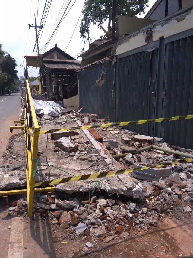 Hujan Deras Disertai Angin, Tembok Rumah Runtuh Hantam Mobil | kumparan.com