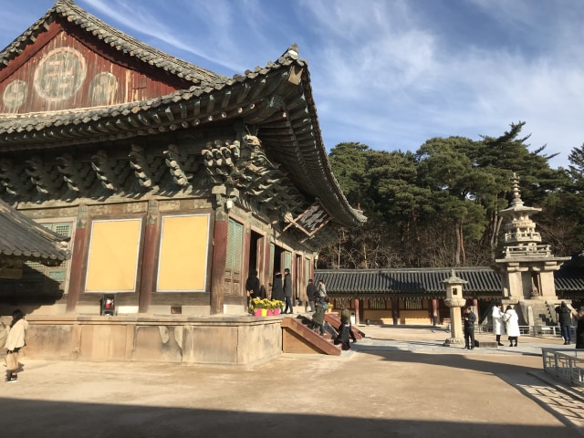 ‘Menghirup Awan’ di Kuil Bersejarah Bulguksa, Korea Selatan | kumparan.com