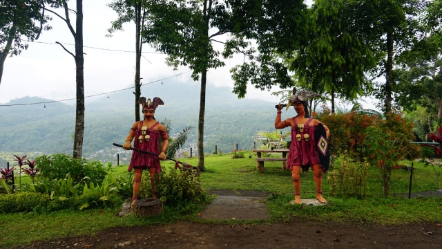 Menikmati Pesona Lain Gunung Lokon dari Amphitheater Woloan, Tomohon ...