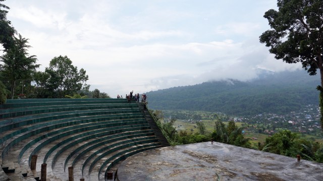 Menikmati Pesona Lain Gunung Lokon dari Amphitheater Woloan, Tomohon ...