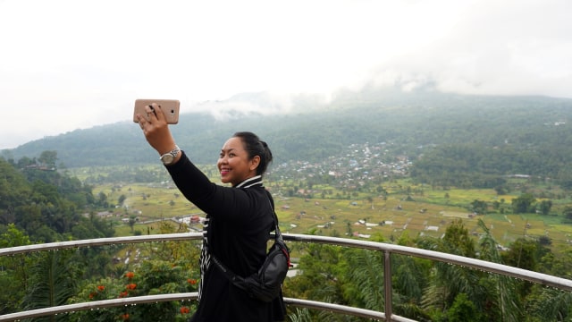 Menikmati Pesona Lain Gunung Lokon dari Amphitheater Woloan, Tomohon ...