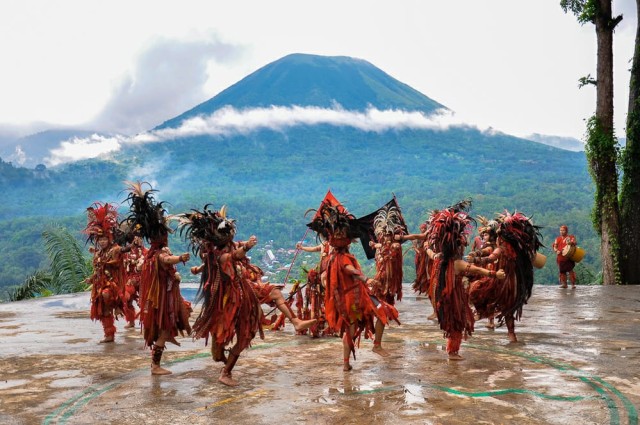 Menikmati Pesona Lain Gunung Lokon dari Amphitheater Woloan, Tomohon ...
