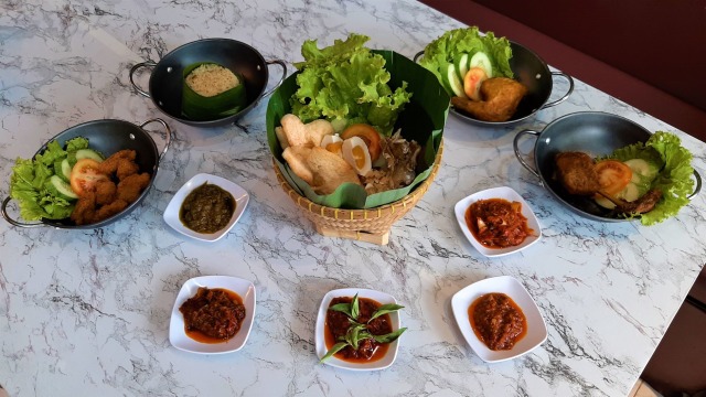 Empuk dan Lembutnya Daging Angsa yang Disajikan dalam Kuali Mini ...