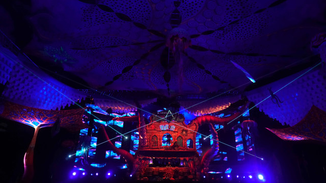 Foto: Kemeriahan Panggung Elrow Triángulo de las Rowmudas di DWP 2019 ...