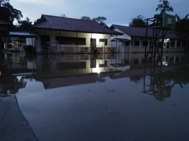 Kala Warga Nanga Mahap, Kalbar, Asyik Ngopi di Tengah Banjir | kumparan.com