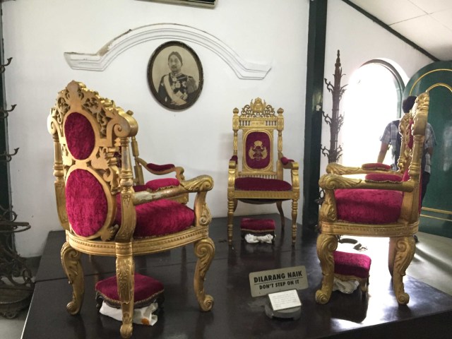 Wisatawan yang Rusak Meja dan Kursi HB VIII Beri Ganti Rugi Rp 50 Ribu ...