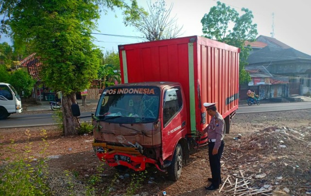 Mobil Box PT. Pos Tabrak Pagar Rumah di Sumenep | kumparan.com