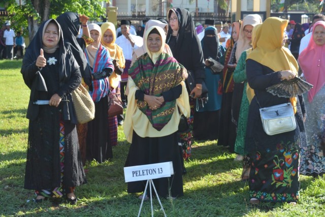HUT ke-61 NTB, Upacara di Dompu Gunakan Pakaian Adat Daerah | kumparan.com