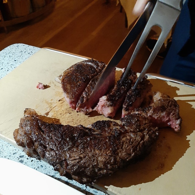 Menikmati Daging Steak Seberat 1 Kilogram ala Wolfgang Puck | kumparan.com