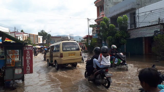 Banjir Mulai Surut, Jalan Dayeuhkolot Sudah Bisa Dilalui Kendaraan | kumparan.com