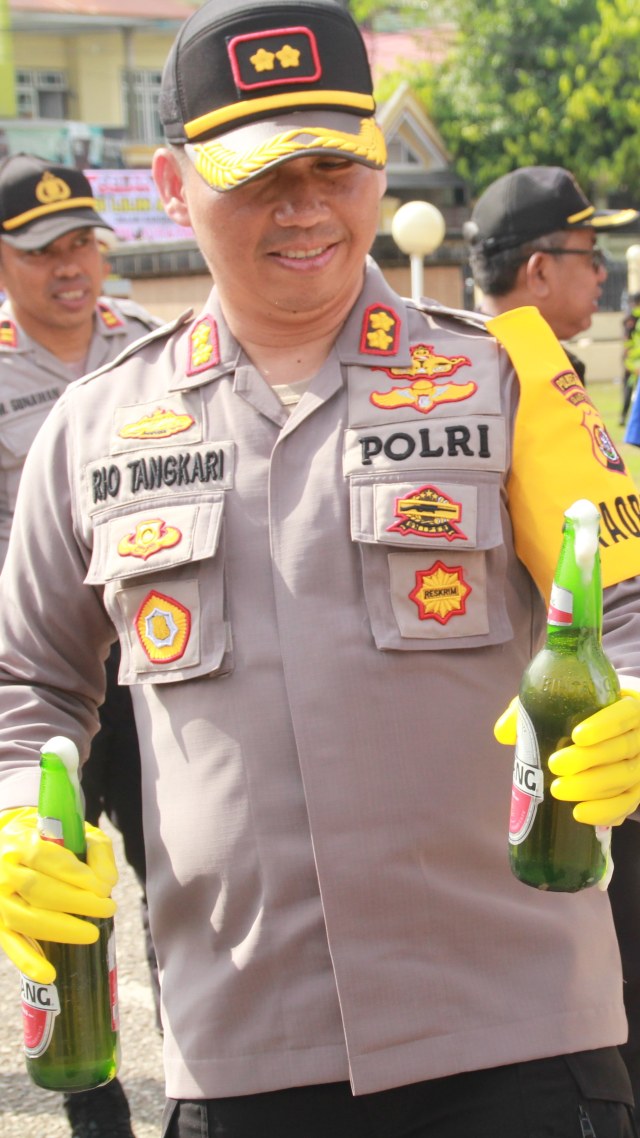 Polres Baubau, Sultra, Musnahkan 1,9 Ton Miras Tradisional Jenis Arak ...