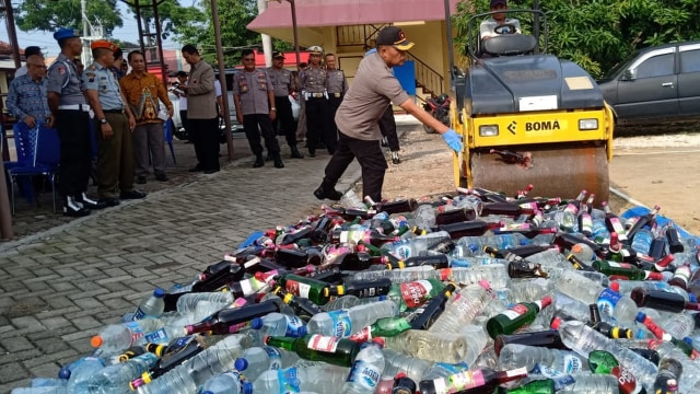 Polres Blora Musnahkan Ribuan Botol Minuman Keras | kumparan.com