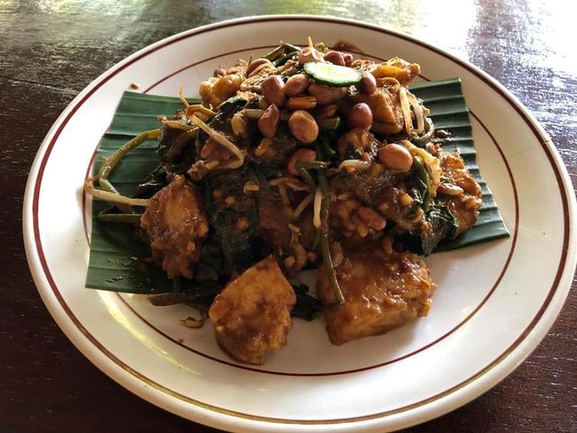 Menikmati Ayam Bakar Tipat Plecing di Kedonganan | kumparan.com