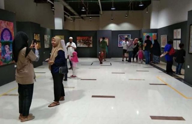 Melihat Karya Komunitas Galeri Seni Rupa Gresik di Icon Mall | kumparan.com