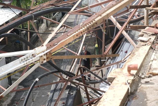 Foto: Kondisi Tower RRI yang Roboh di Radio Dalam | kumparan.com