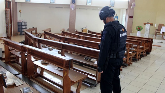 Jelang Natal, Tim Jibom Brimob Sterilisasi Gereja di Kuningan, Jabar | kumparan.com
