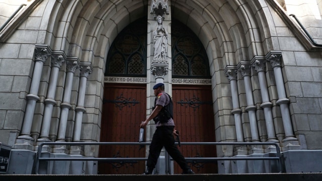 Tim Gegana Polda Metro Sisir Gereja Katedral Jelang Misa Natal | kumparan.com