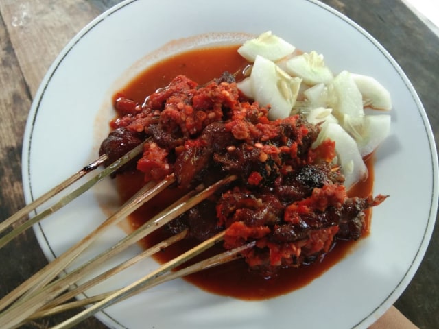 Liburan ke Bali Harus Coba Sate Plecing Babi Mak Lukluk - kumparan.com