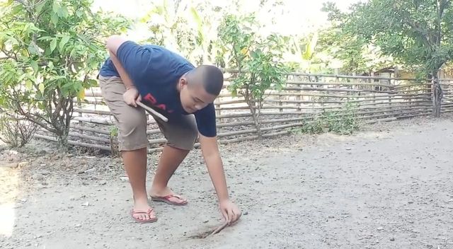 Benthik: Permainan Tradisional Anak dengan Stik Kayu dan Bambu ...