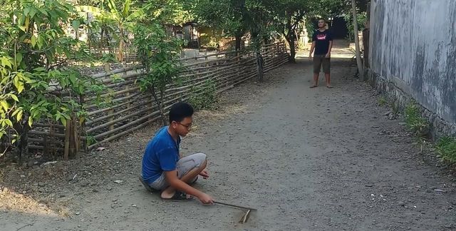 Benthik: Permainan Tradisional Anak dengan Stik Kayu dan Bambu ...