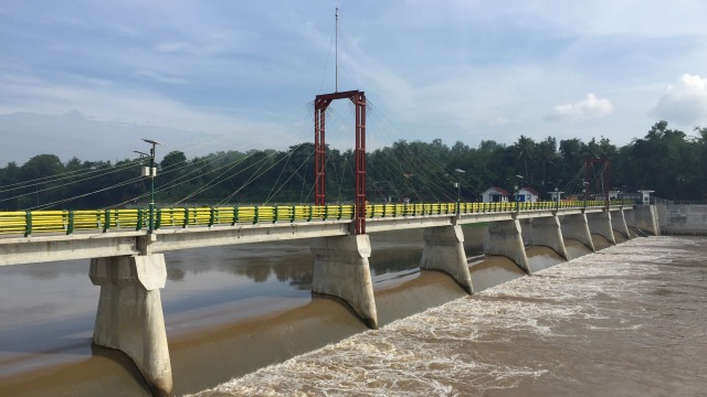 Jokowi Resmikan Bendung Kamijoro di Yogyakarta | kumparan.com