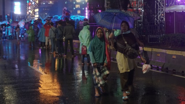 Foto: Meski Hujan, Warga Tetap Menyemut di Bundaran HI | kumparan.com