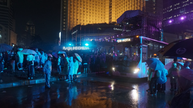 Foto: Meski Hujan, Warga Tetap Menyemut di Bundaran HI | kumparan.com