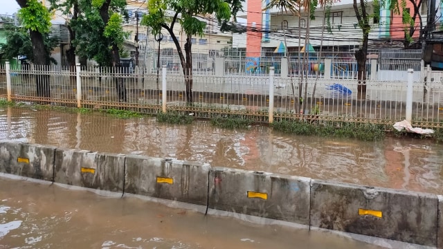 Imbas Banjir di Kedoya Utara, Akses Jalan Raya ke Daan Mogot Terputus ...