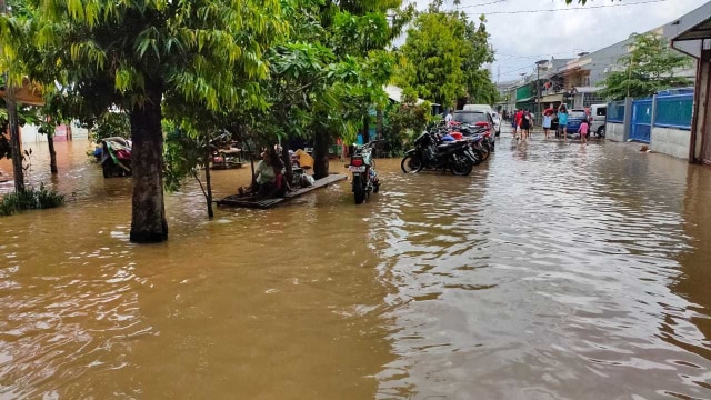 Ketinggian Banjir di Kedoya Utara, Jakbar, Meningkat | kumparan.com