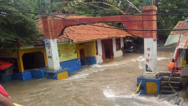 Banjir di Kompleks Ciledug Indah Masih Setinggi 1-2 Meter | kumparan.com