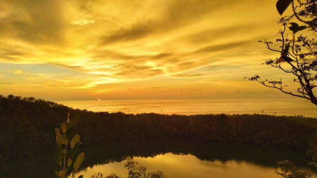 Berburu Senja di Wisata Rumah Pohon Pulo Tareba, Ternate | kumparan.com