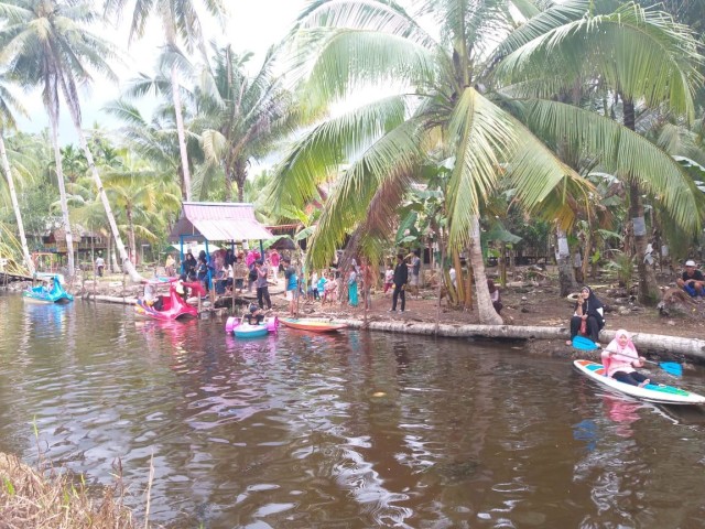 Melihat Destinasi Wisata di Equator Park, Kalimantan Barat | kumparan.com