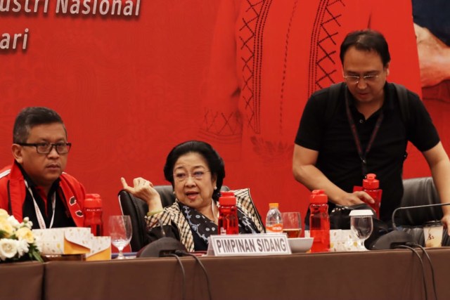 Didampingi Hasto dan Prananda, Megawati Keliling Lokasi Rakernas PDIP ... Didampingi Hasto dan Prananda, Megawati Keliling Lokasi Rakernas PDIP ...