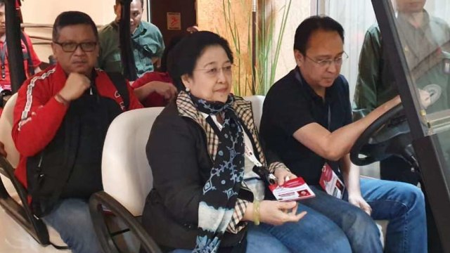 Didampingi Hasto dan Prananda, Megawati Keliling Lokasi Rakernas PDIP ... Didampingi Hasto dan Prananda, Megawati Keliling Lokasi Rakernas PDIP ...