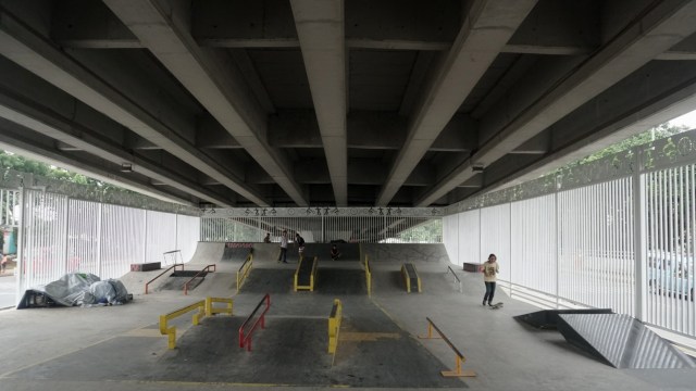 Foto: Skatepark Baru di Kolong Flyover Pasar Rebo | kumparan.com