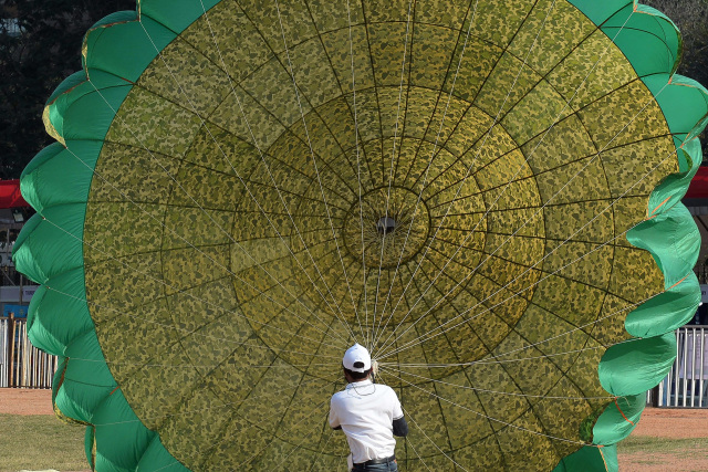 Foto: Festival Layang-Layang Penuhi Langit India dengan Aneka Warna ... Foto: Festival Layang-Layang Penuhi Langit India dengan Aneka Warna ...