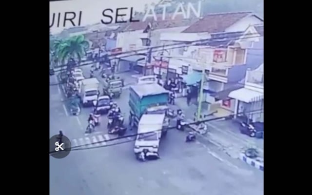 Viral Video Rekaman CCTV Truk Seruduk Mobil dan Motor di Tulungagung ... Viral Video Rekaman CCTV Truk Seruduk Mobil dan Motor di Tulungagung ...