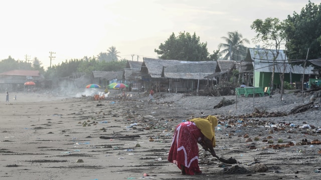 Foto: Pantai Indah Bertabur Sampah di Lhokseumawe, Aceh | kumparan.com Foto: Pantai Indah Bertabur Sampah di Lhokseumawe, Aceh | kumparan.com