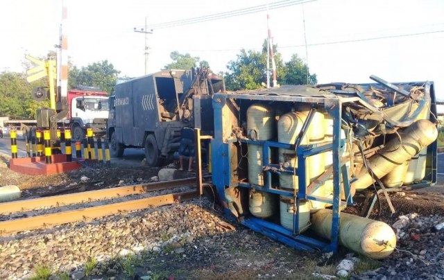 Tersambar Kereta Api, Truk Bermuatan Tabung Gas Terguling di Nganjuk ... Tersambar Kereta Api, Truk Bermuatan Tabung Gas Terguling di Nganjuk ...