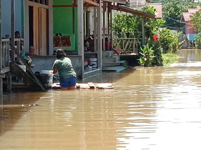 Dilanda Hujan Deras, Banjir Rendam Rumah Warga di Nanga Mahap, Kalbar | kumparan.com