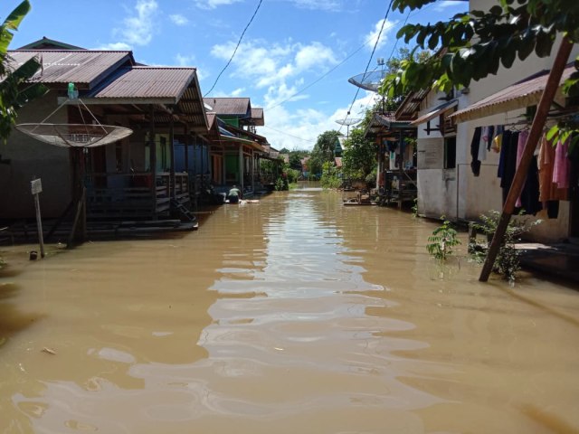 Dilanda Hujan Deras, Banjir Rendam Rumah Warga di Nanga Mahap, Kalbar | kumparan.com