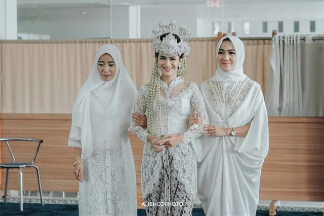 7 Potret Pernikahan Artis Ina Marika dan Rezca Syam | kumparan.com