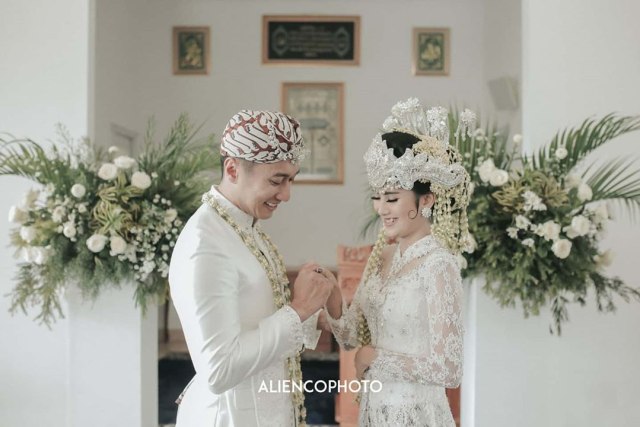 7 Potret Pernikahan Artis Ina Marika dan Rezca Syam | kumparan.com