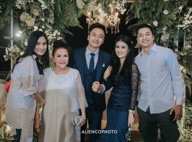 7 Potret Pernikahan Artis Ina Marika dan Rezca Syam | kumparan.com