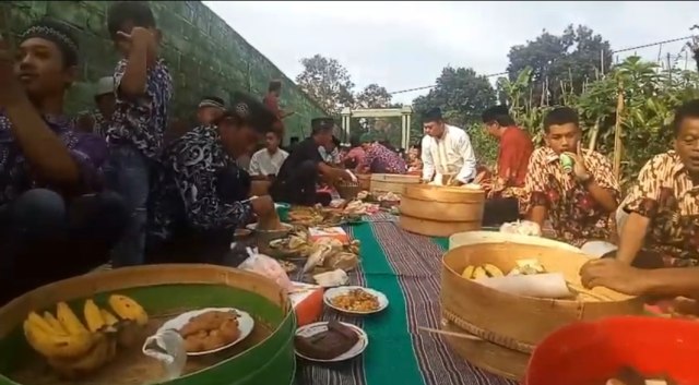 Nyadran: Tradisi Membersihkan Makam Sebelum Ramadan dari Jawa ...