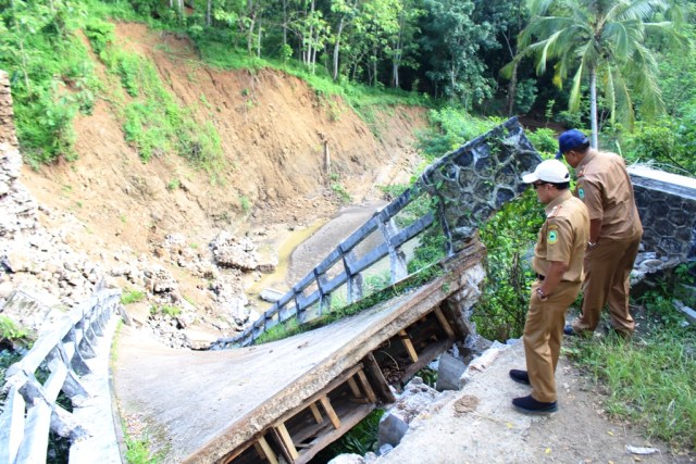 Perbaikan Jembatan yang Tergerus Longsor di Kuningan Capai Rp6 Miliar ...