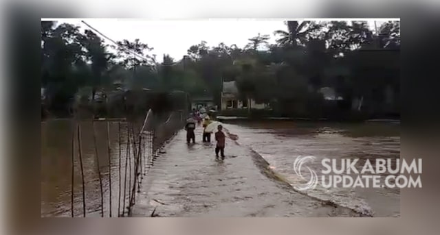 Sungai Cigadung Meluap Rendam Sawah dan Jalan di Cimanggu Sukabumi | kumparan.com